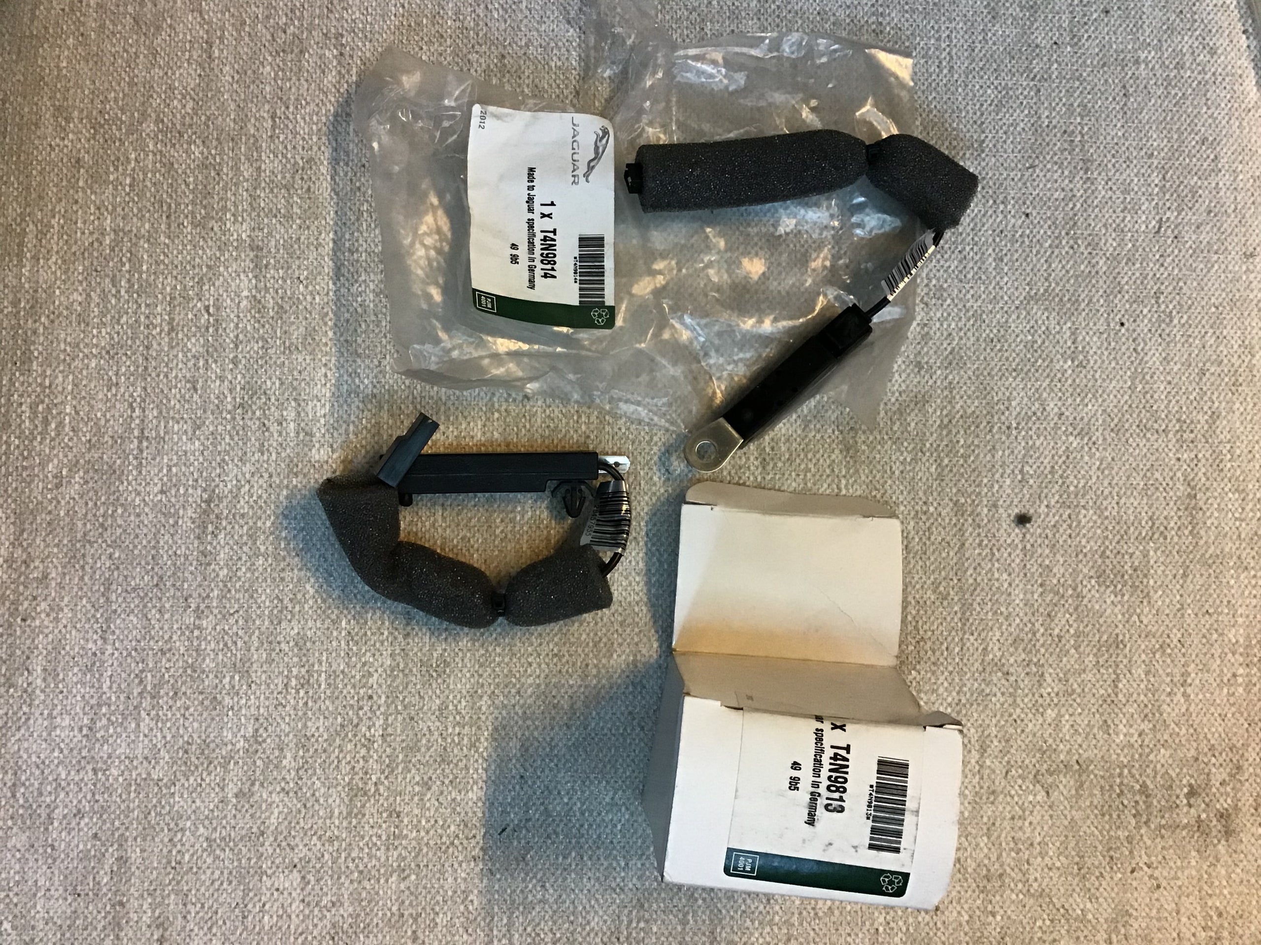 Jaguar XE new XF radio aerial isolators L & R T4N9813 & T4N9814 | XJRover
